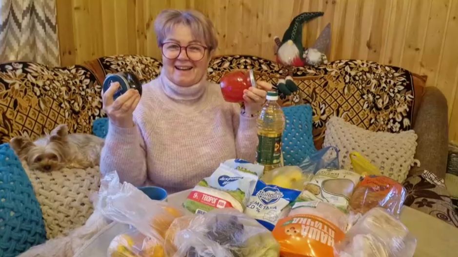 ПОДКУПИЛИСЬ УЖЕ К ПРАЗДНИКУ. БУДЕМ СМОТРЕТЬ ЧТО КУПИЛИ.