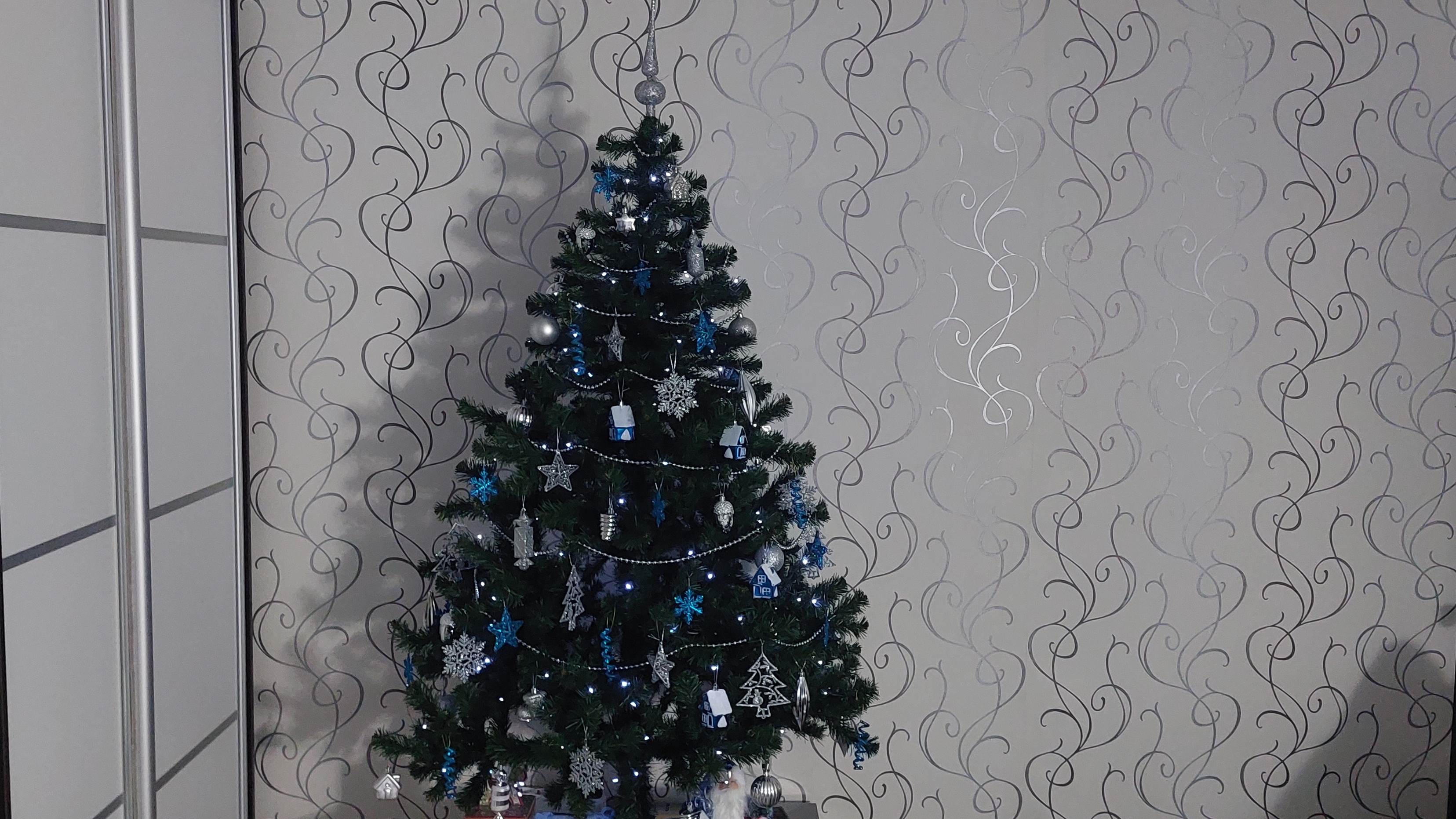 Ура Ёлка наряжена