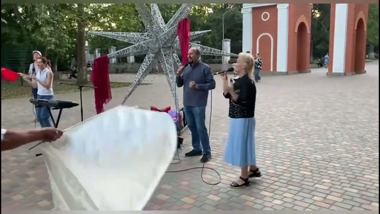 Фрагменты уличного служения группы "Софония" в Молодежном парке г. Керчь