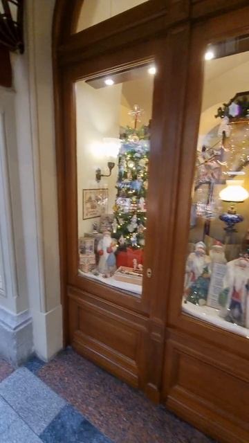 Показываю магазины в ТЦ ГУМ в Москве