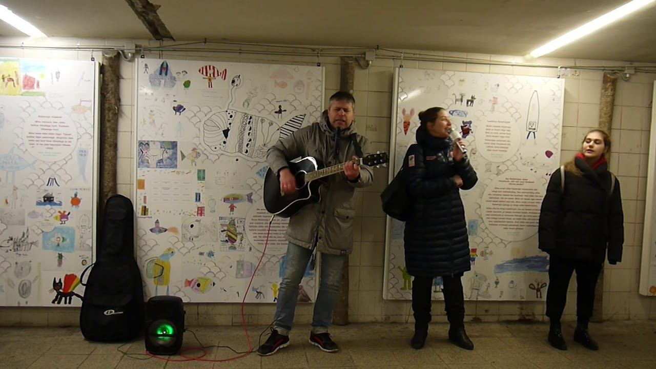 "Святой" - песня в подземном переходе в Таллине (Эстония)