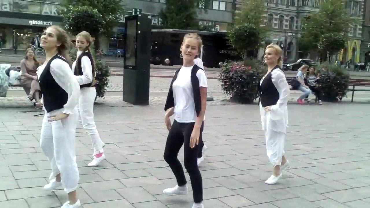 Группа "Софония" с танцем "На кого же нам уповать" (Adiran) на улицах г.Хельсинки