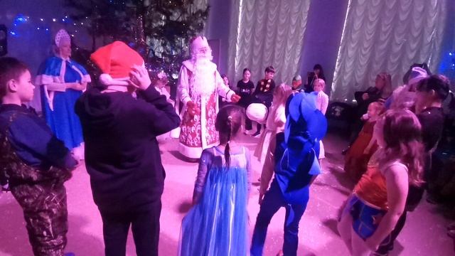 Школьники. Игра в снежок