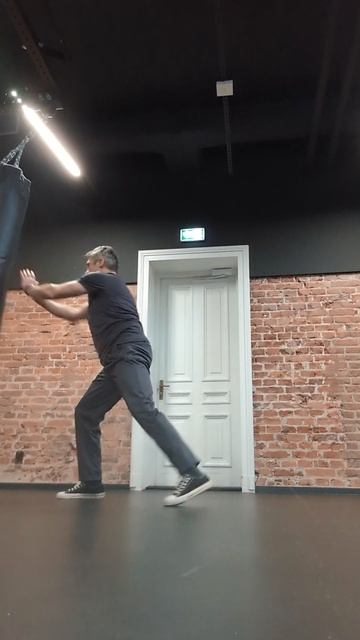 удар локтём