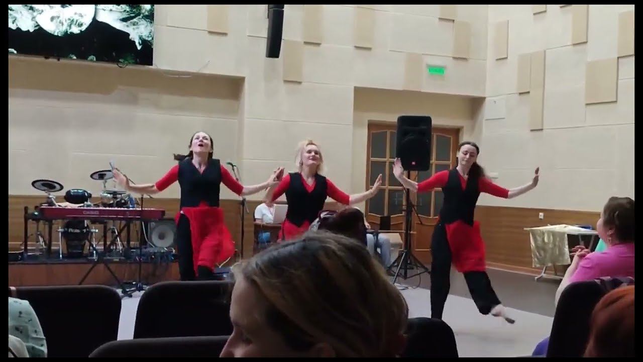 Танцы группы "Софония" на конференции "Мосты мира" в Раменском