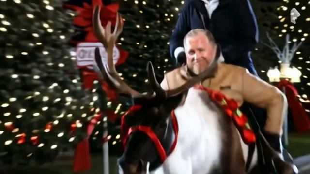 Константин Ивлев едет на северном олене к деду морозу.