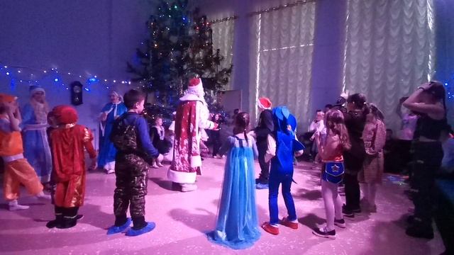 Школьники. Танец