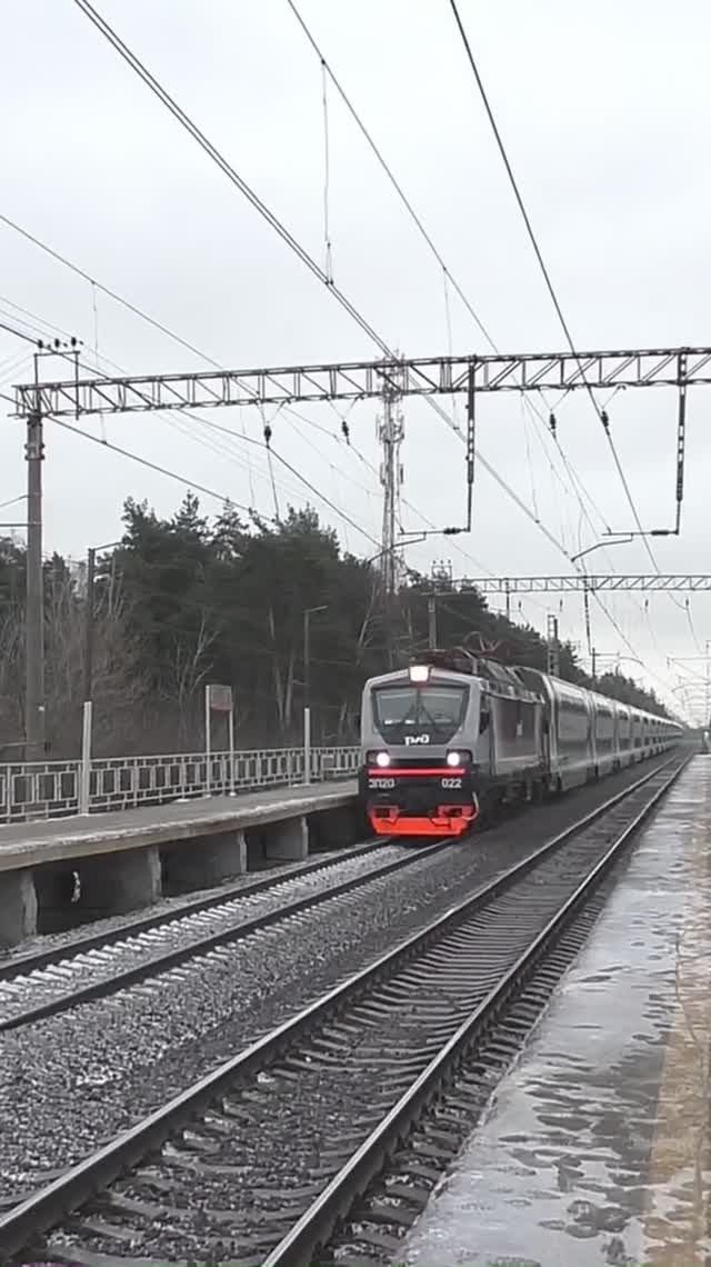 Эл.-воз ЭП20-022 (ТЧЭ-6) с поездом «Буревестник/двухэтажный состав» № 705Э Нижний Новгород — Москва.