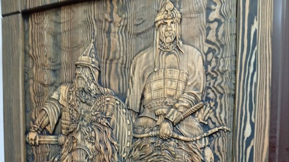 Резная дверь из массива дерева "Три богатыря"