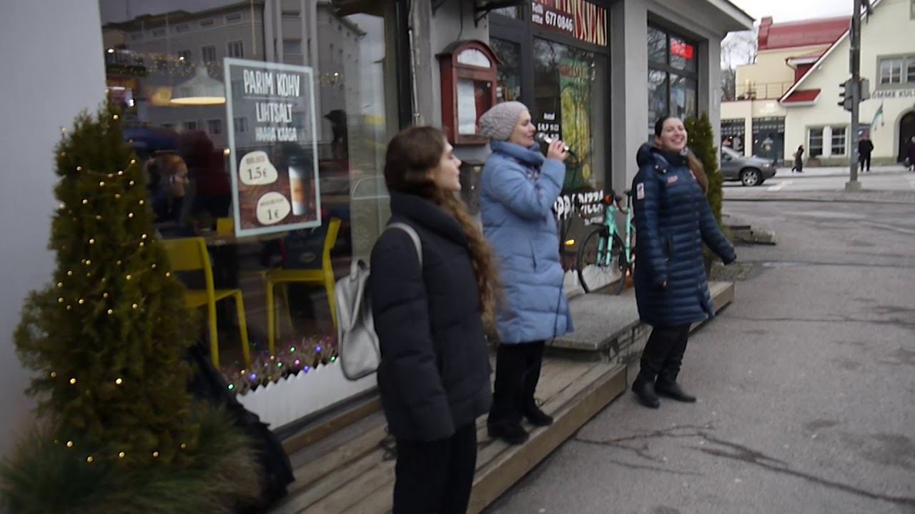 Репортаж с уличного служения в Таллине у кафе "Папа Пицца"