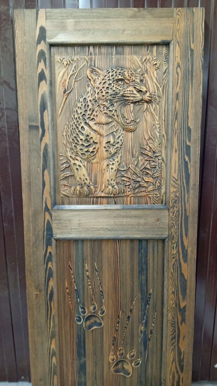 Красивая резная дверь "Леопард"