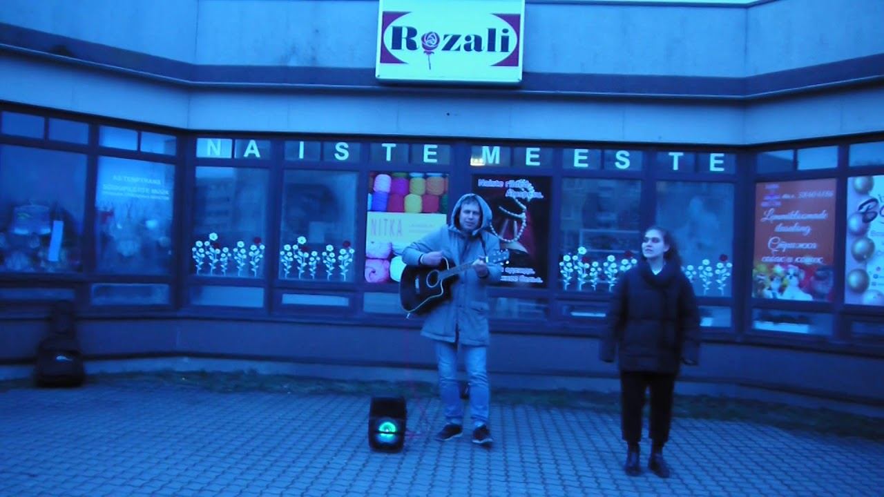 "Мы поднимаем к небу руки" - песня на улице г. Маарду (Эстония)