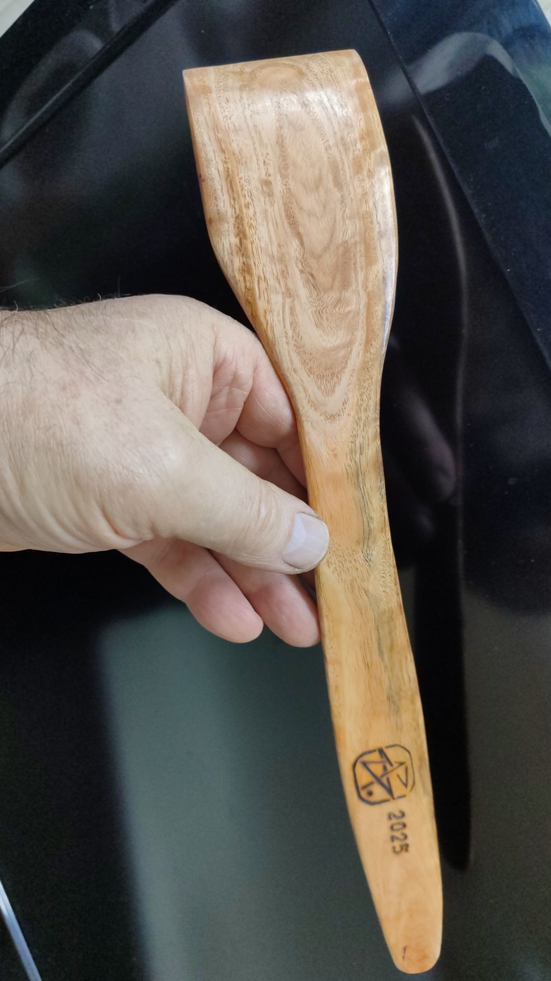 S-образная лопаточка из эвкалипта.