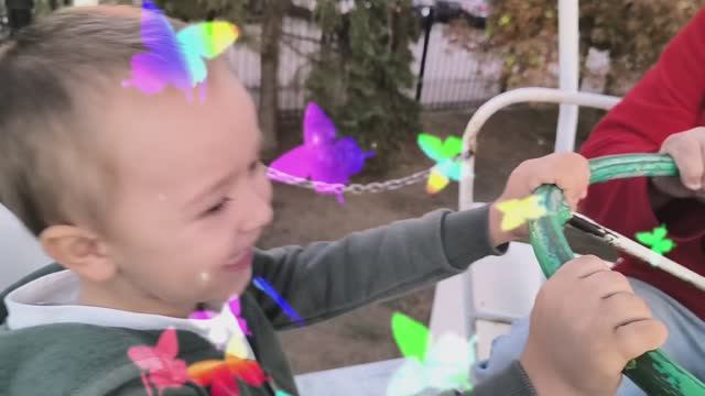 Интересные видео и Развлечения - Посмотри чего не боится маленький ребенок.