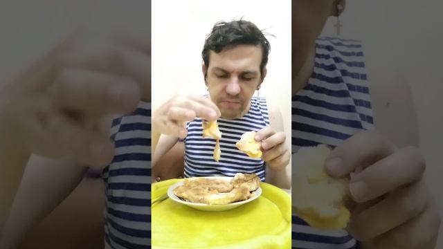 Обжор мукбанг / гренки с куриным яйцом