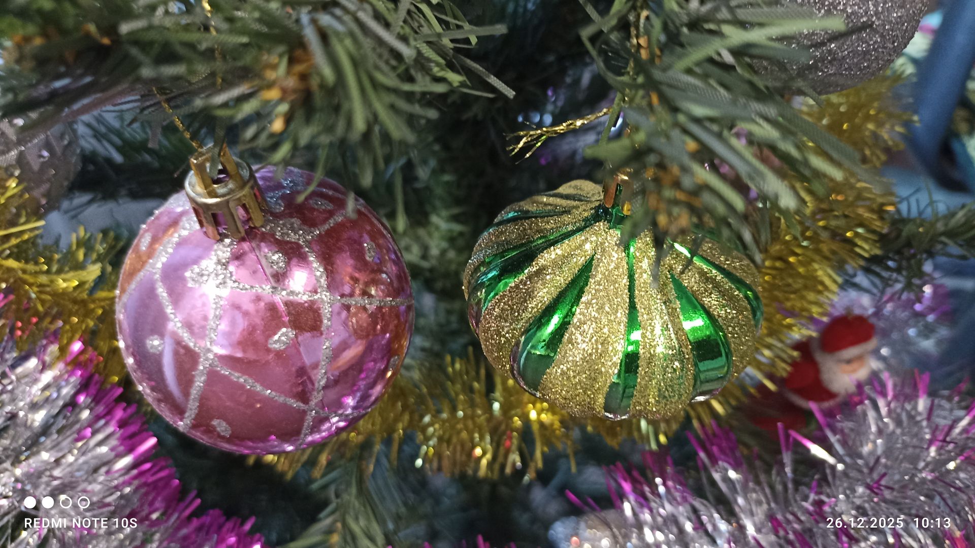 Новогодняя ёлочка дарит всем новогоднее настроение.