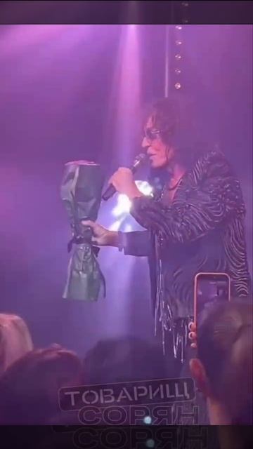 Предатель Леонтьев выступает перед беглыми в Париже