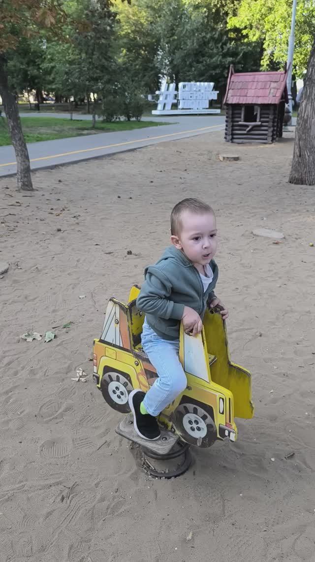 Интересные видео и Развлечения - Прогулка на детской площадке