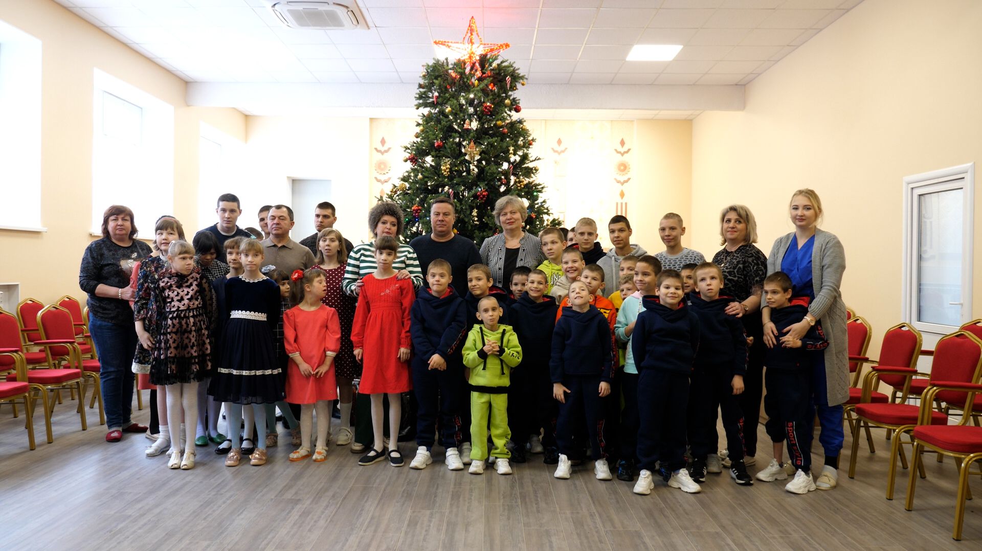 Константин Кузьмин и Светлана Малахай поздравили детей с Новым годом