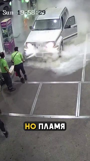 Опасная ситуация произошла на заправке - внезапно загорелся автомобиль!