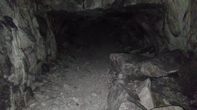 Прохожу в полный рост по лабиринту в меловой горе в Воронежской области