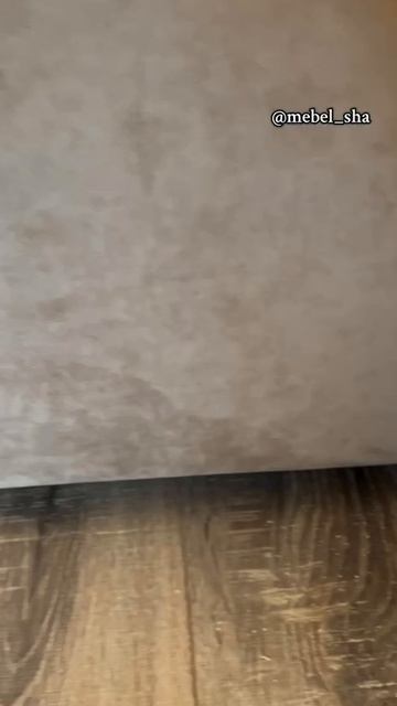 Мягкая кровать в интерьере спальни