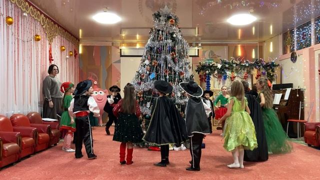 Хоровод вокруг елки "Весёлый Новый год". Группа №9 "Ягодки"