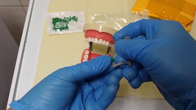 Дистрактор контактных пунктов зубов.