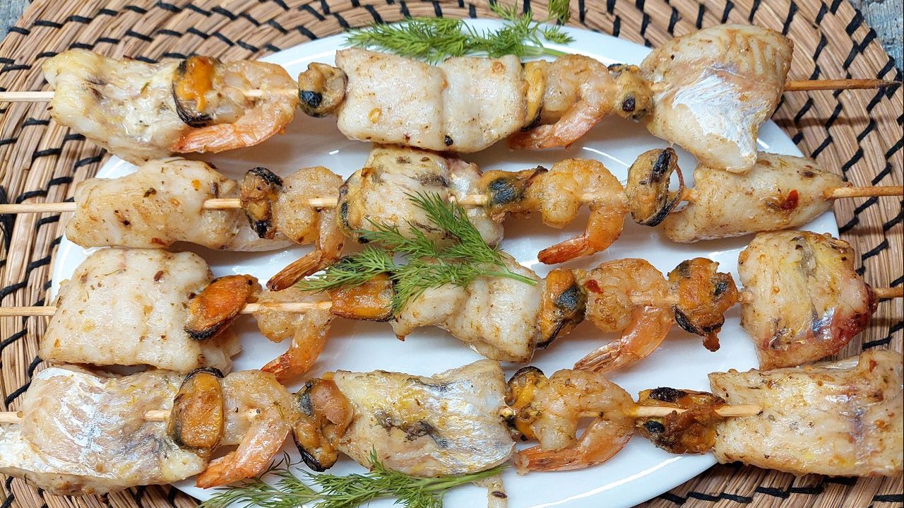 Судак с морепродуктами на шпажках. Подойдёт и для праздничного стола.