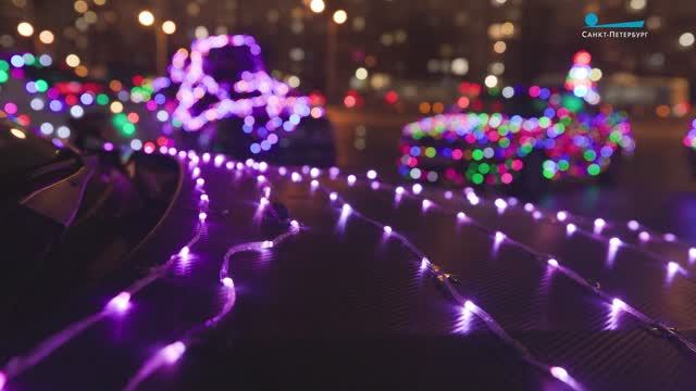 Подарок автомобилистов городу. Автоёлка вернулась в Петербург