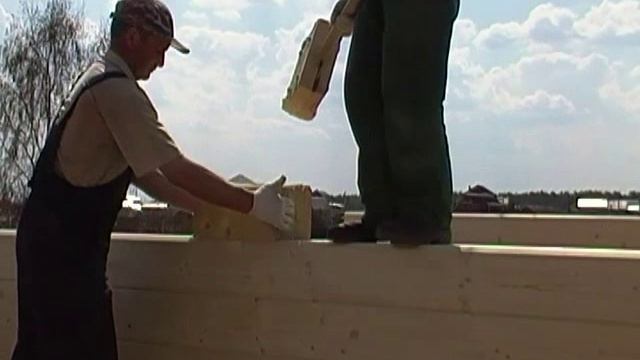 Уплотняем венцы стен.