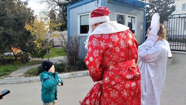 В Севастополе «Полицейский Дед Мороз» и Снегурочка посетили детский реабилитационный центр