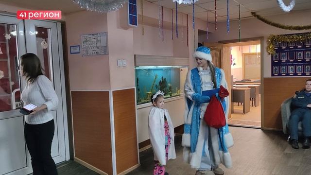 КАМЧАТСКИЕ АКТИВИСТЫ ПОЗДРАВИЛИ СОТРУДНИКОВ МЧС С НОВЫМ ГОДОМ • НОВОСТИ КАМЧАТКИ