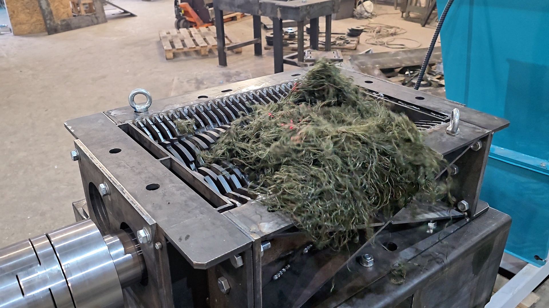 Переработка полипропилена: шредер ИШМ-220 на работе 🎥