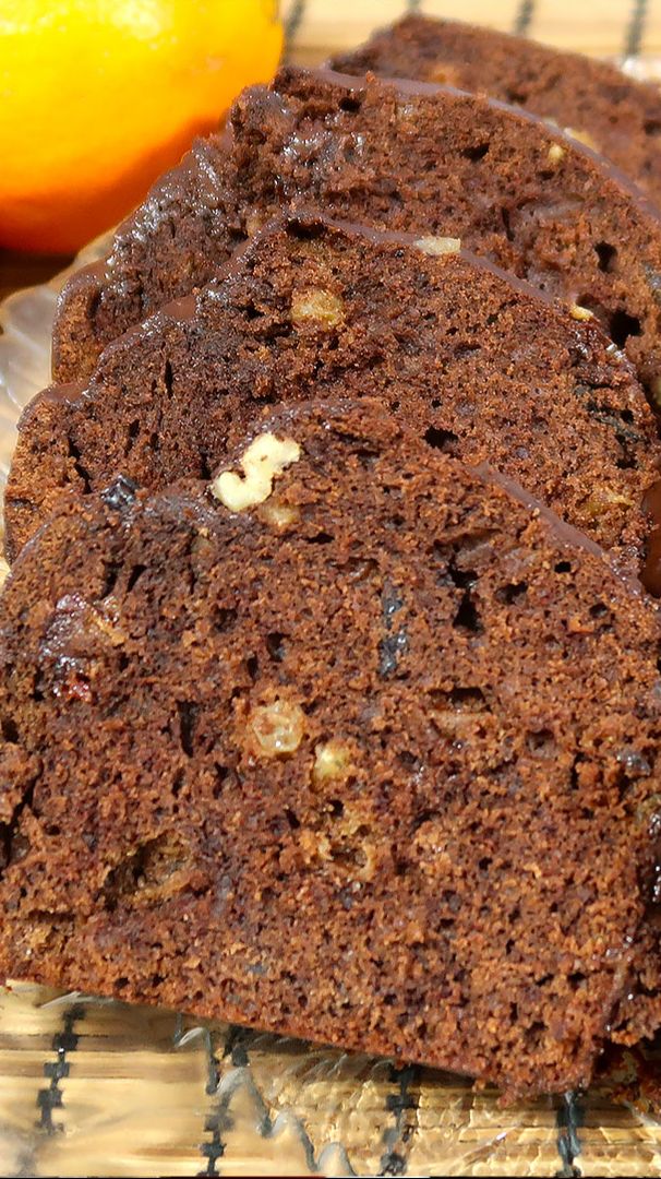 Очень шоколадный кекс с сухофруктами и орехами
