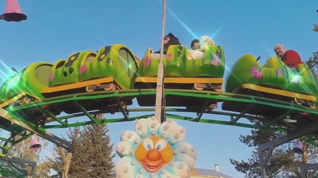 Интересные видео и Развлечения - Аттракцион Гусеница