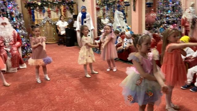 Танец девочек-конфеток. Группа №8 "Знайки"