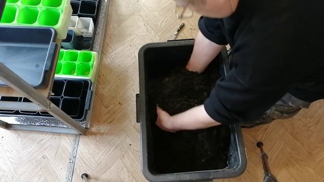 Готовлю почвосмесь для рассады. Переделанная лейка для полива