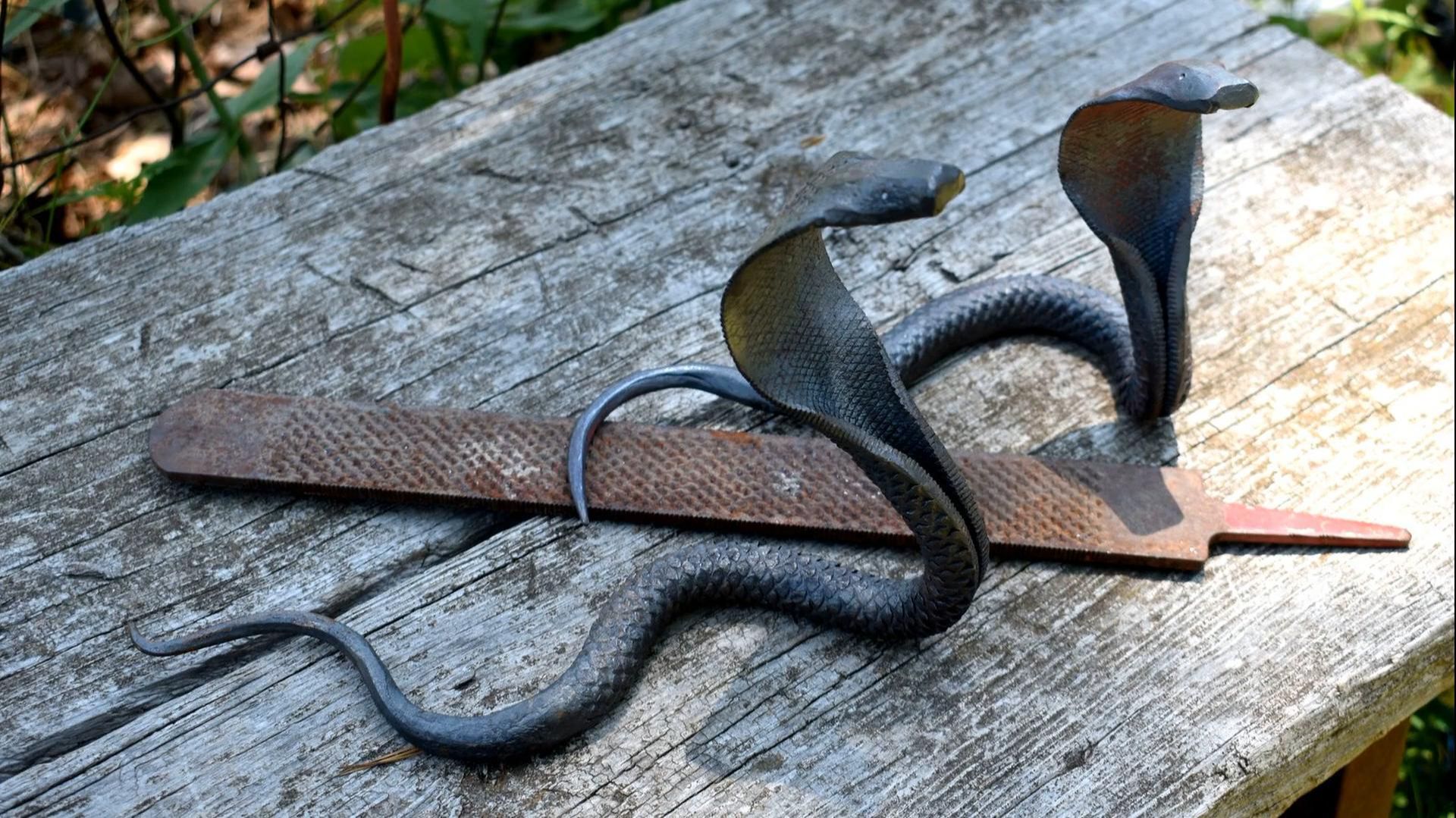 Процесс ковки кобры из рашпиля.