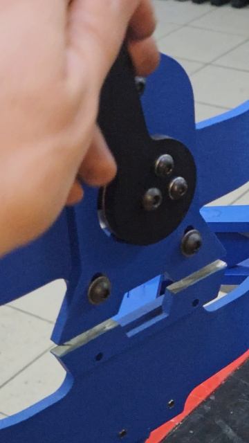 Станок для заточки коньков BroSharp - Работа кулачкового зажима