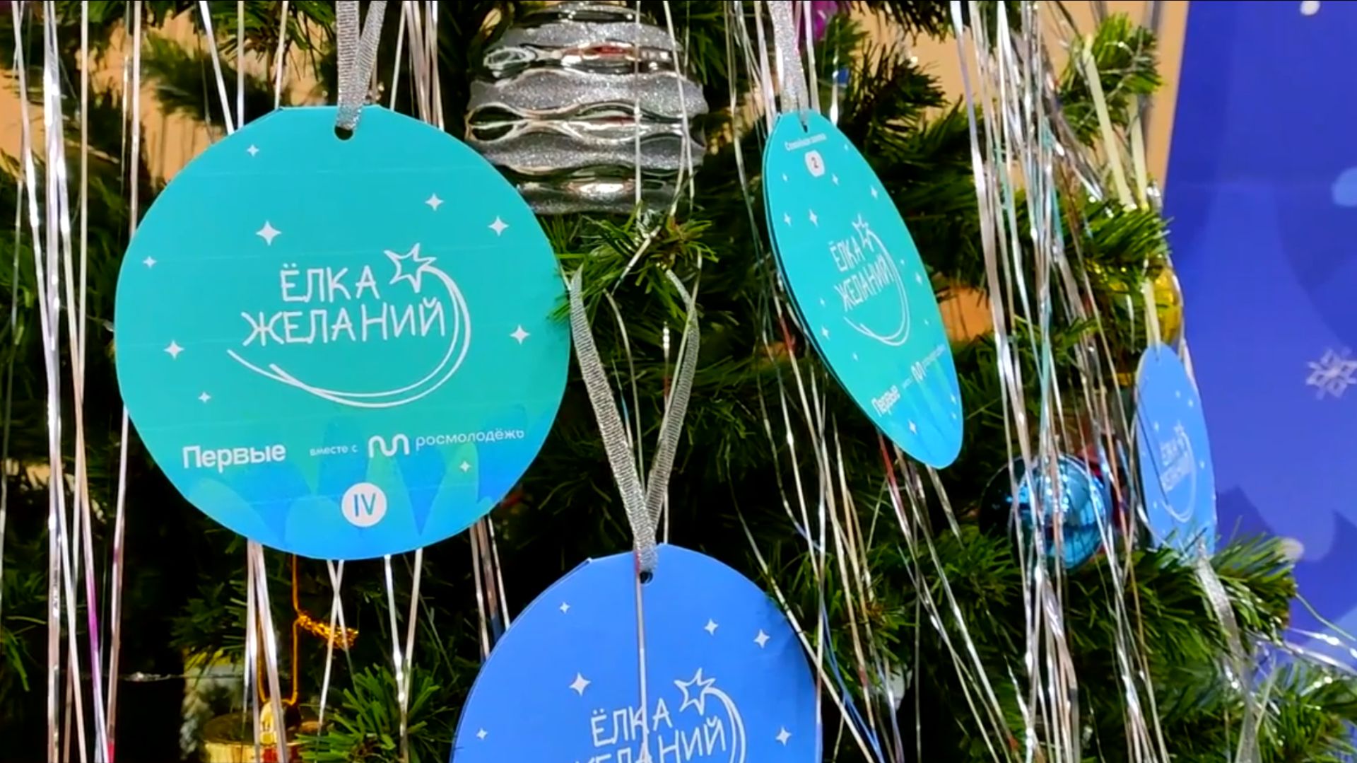 Сотрудники администрации Омсукчанского округа подарят детям радость и веру в чудо