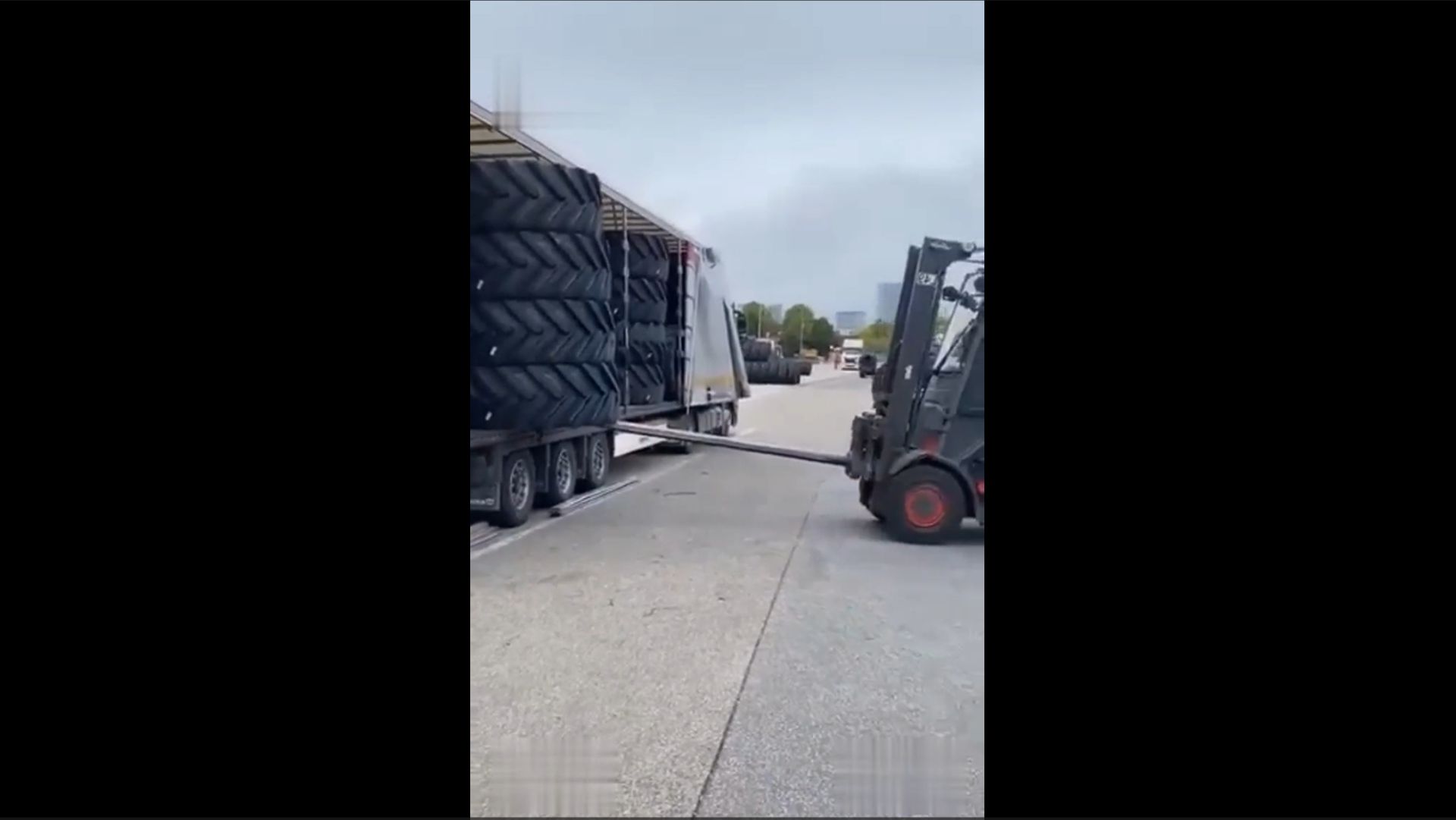 Разгрузка покрышек (шин) при погрузочно-разгрузочных работах