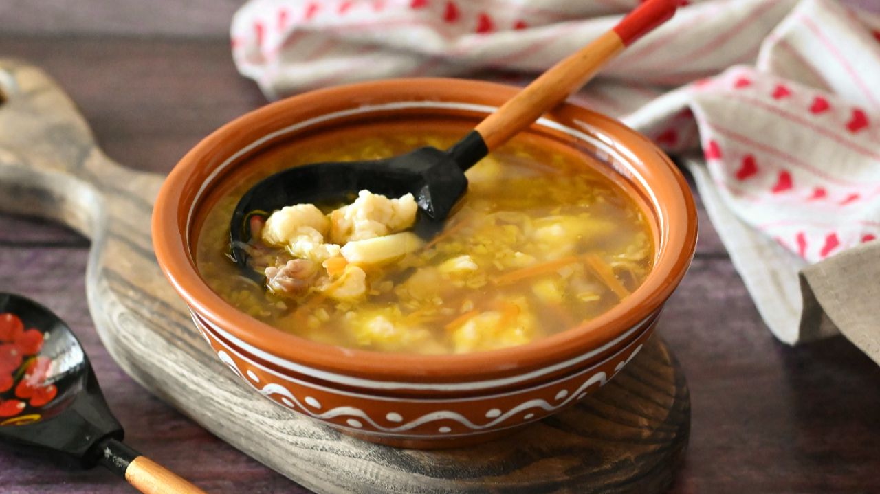 Бюджетный обед за 30 минут! Суп с клецками на свином бульоне — как у бабушки, но без хлопот 🥣