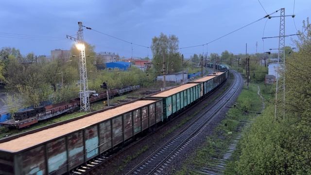 «Ермак» с грузовым поездом в дождливый майский вечер