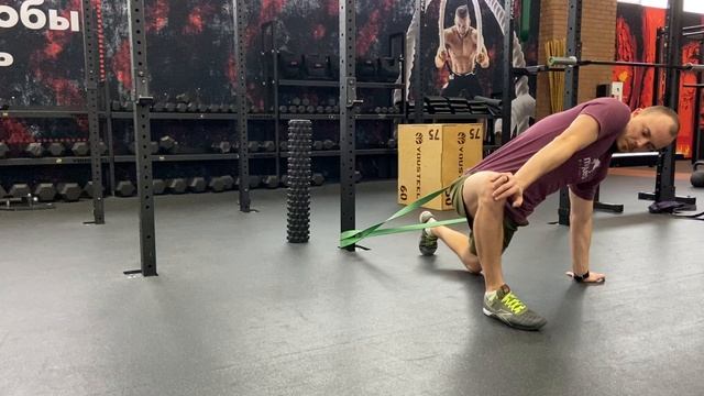 растяжка таза с резиной / Banded Lunge Hip Mobilization