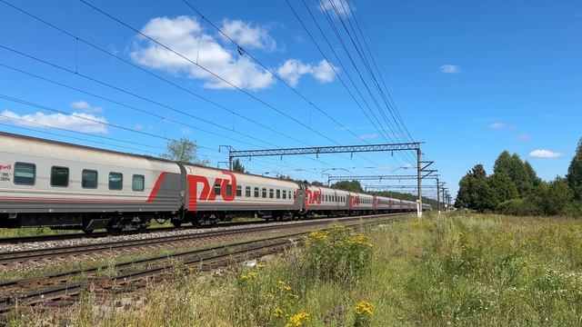 Электровоз ЧС4Т-426 с пассажирским поездом на станции Быстряги