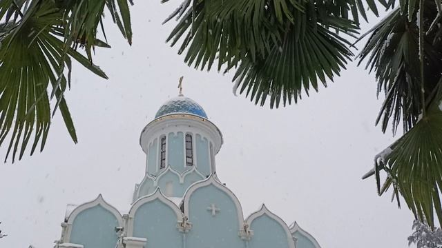 Снег в Троице-Георгиевском монастыре в канун Нового года