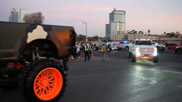 Мощный выхлоп, Огромные колеса, Подсветка из Аватара.