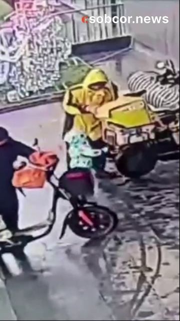 Курьеры припарковались, затем из термосумок по очереди достали двоих детей.