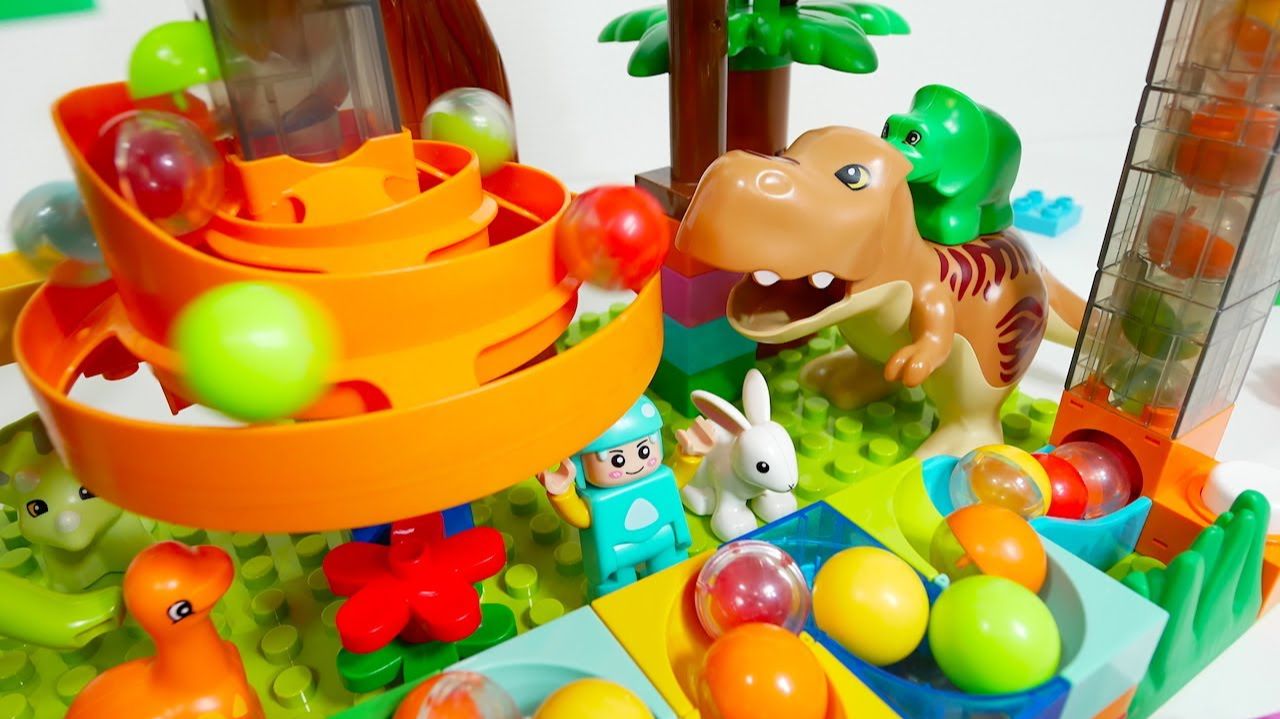 СТРОИМ ГОРКУ ДЛЯ ШАРИКОВ С ДИНОЗАВРАМИ КАТАЕМ ШАРИКИ ВИДЕО ДЛЯ ДЕТЕЙ ДЕТСКИЙ КАНАЛ ИГРАЛКИ-ЗАЛИПАЛКИ